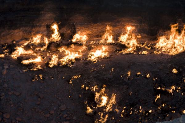 Hole in the ground with fire: Darvaza gas crater | Darvaza gas crater ...